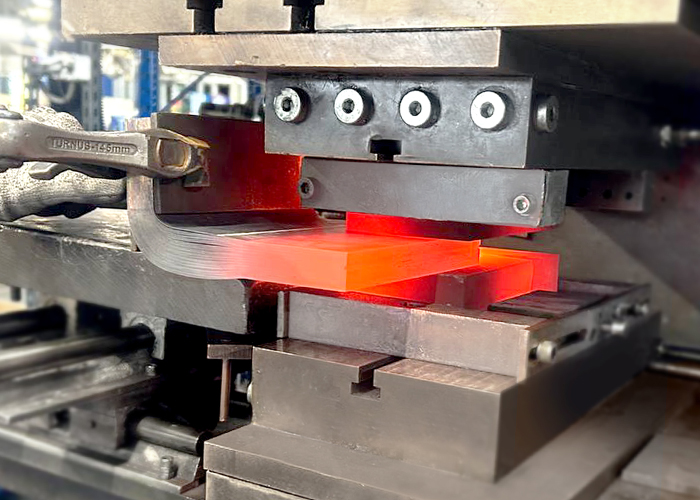 🦢 EMS | ⚡️ Busbars vs. Cables